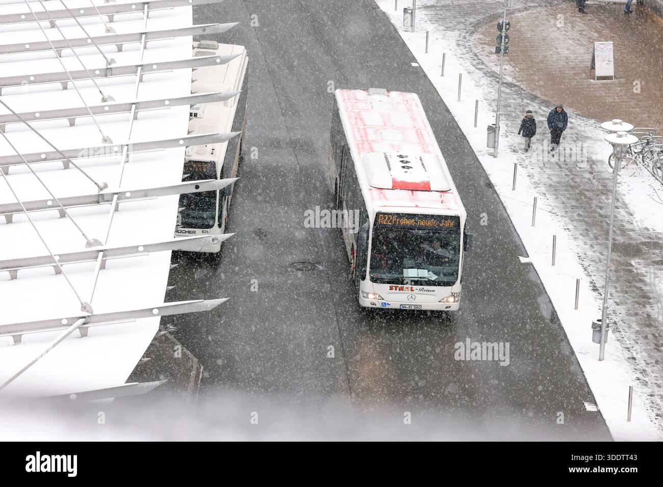 Winter im Siegerland. Es schneit. Blick zum ZOB Zentraler Omnibus ...