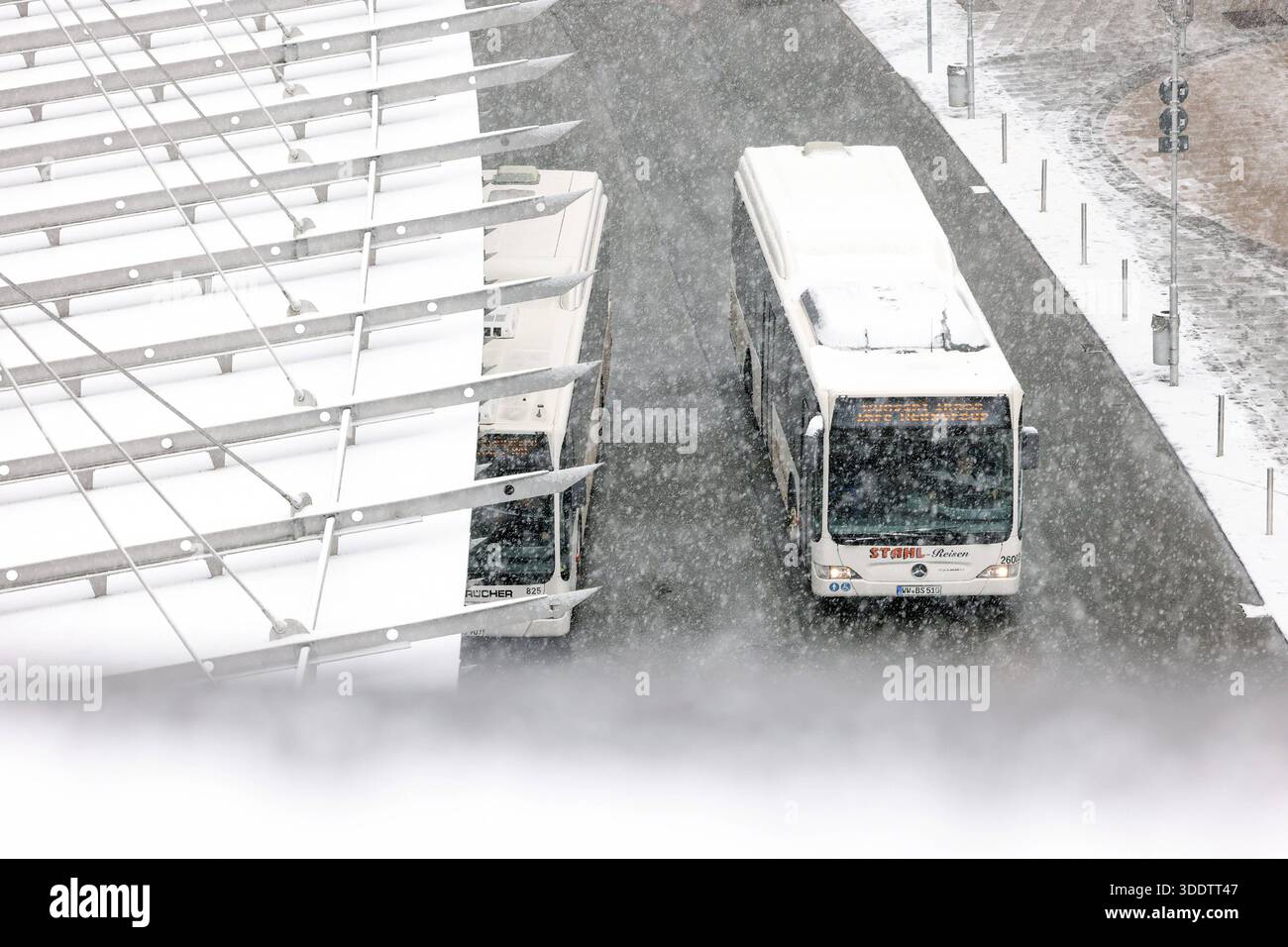 Winter im Siegerland. Es schneit. Blick zum ZOB Zentraler Omnibus ...