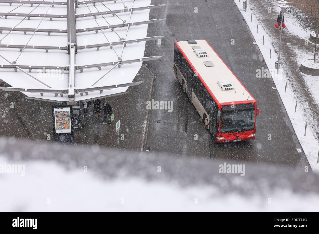 Winter im Siegerland. Es schneit. Blick zum ZOB Zentraler Omnibus ...
