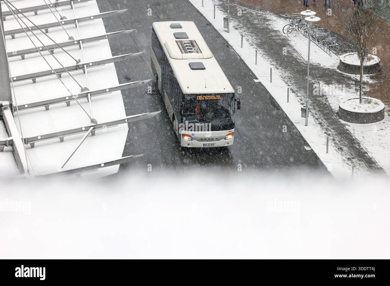 Winter im Siegerland. Es schneit. Blick zum ZOB Zentraler Omnibus ...