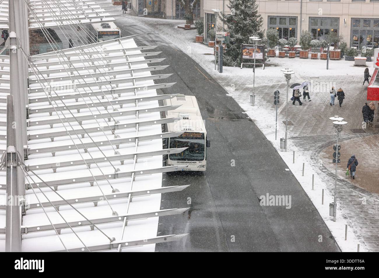 Winter im Siegerland. Es schneit. Blick zum ZOB Zentraler Omnibus ...
