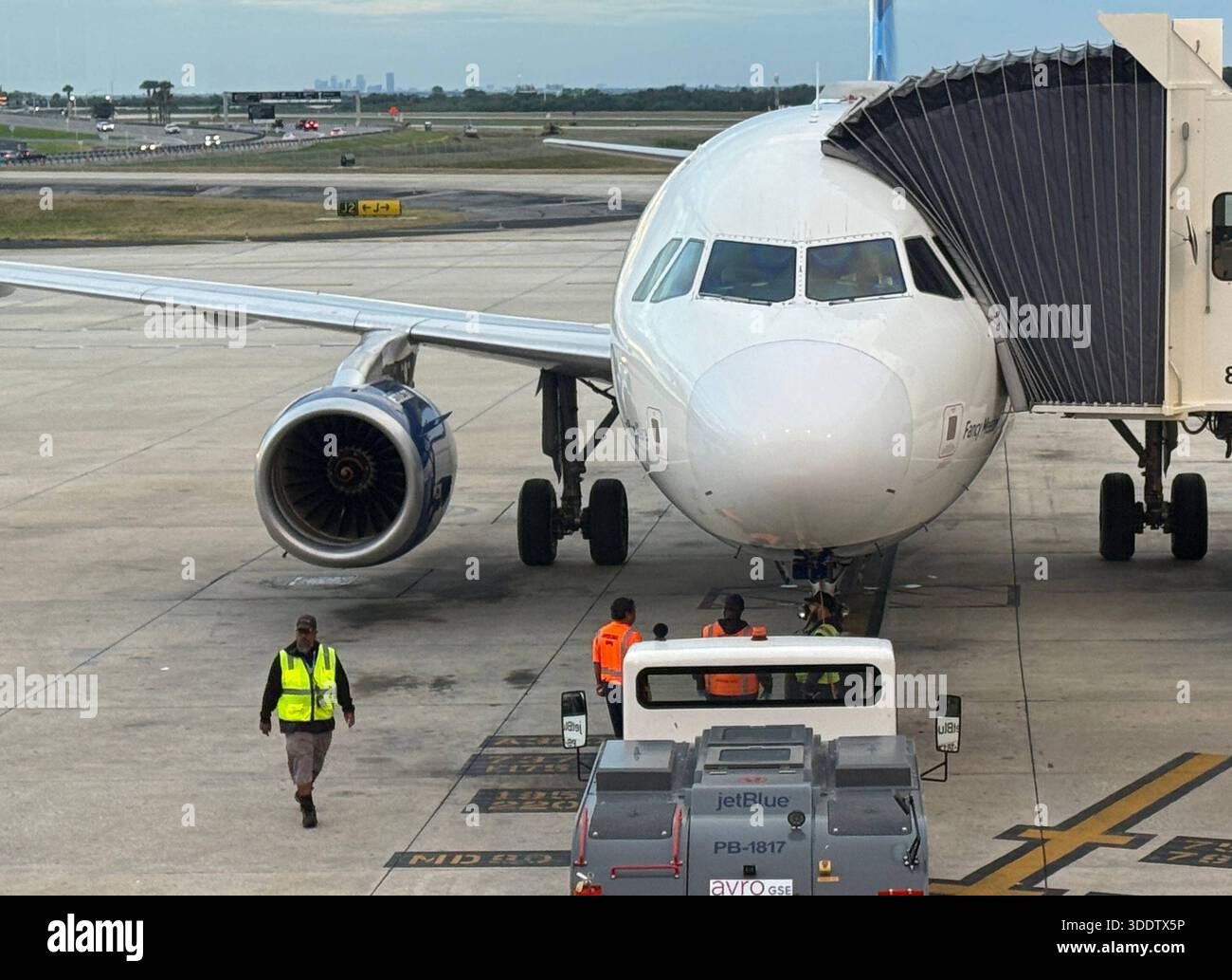 Flugzeug am Gate auf dem Flughafen *** Airplane at the gate at the ...