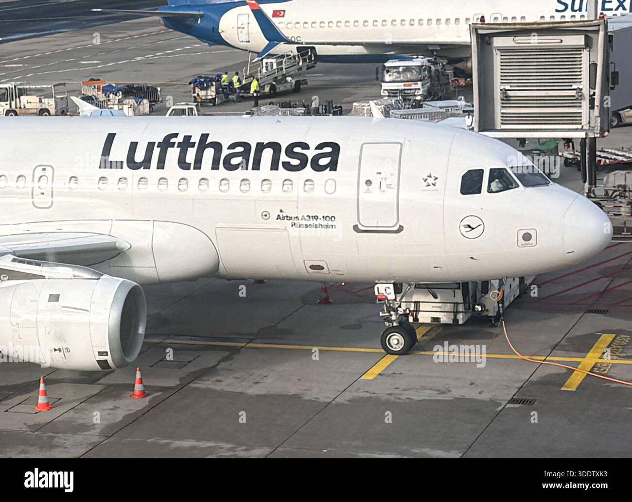 Flugzeug Lufthansa auf dem Flughafen *** Lufthansa aircraft at the ...