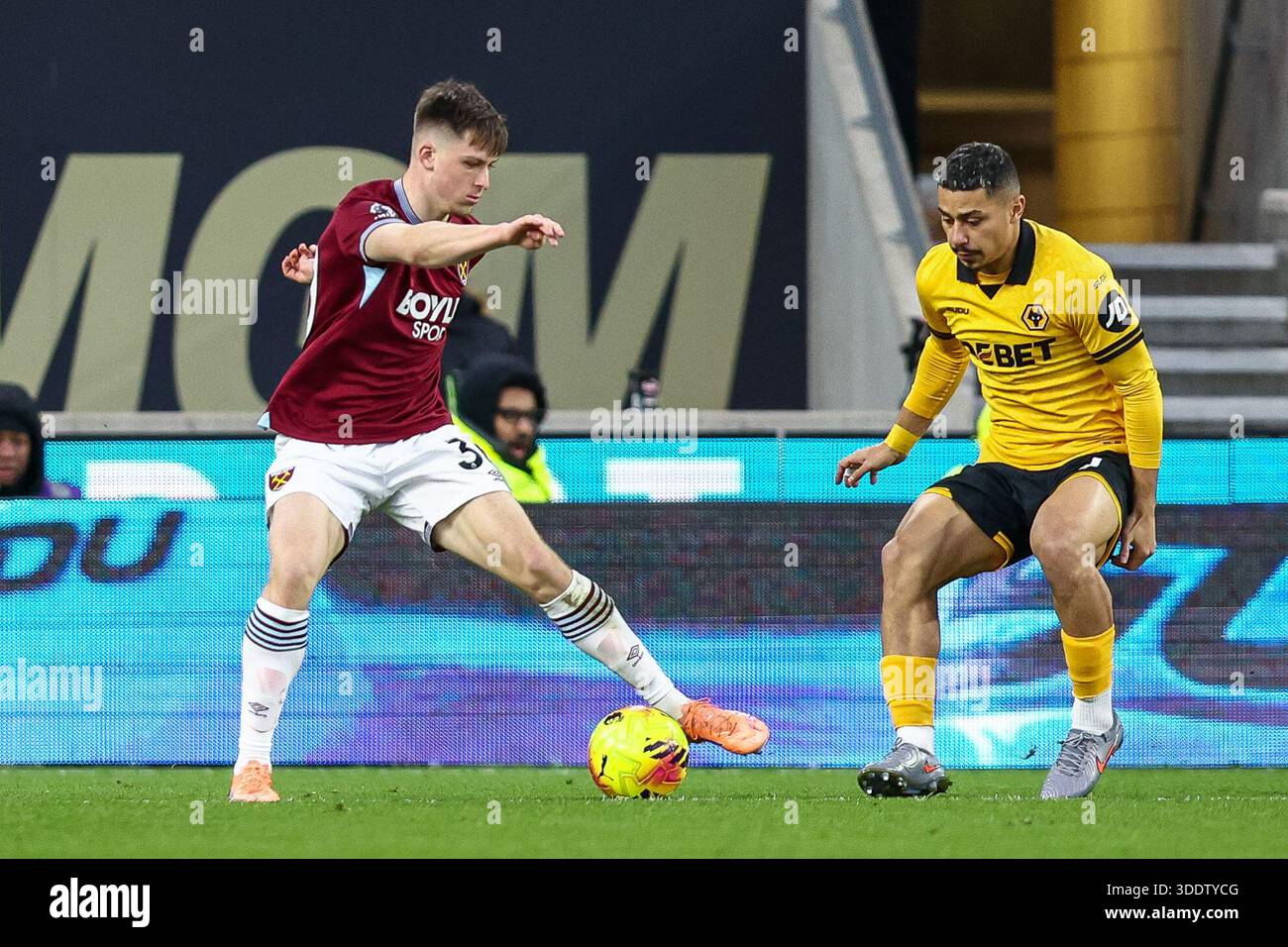 30, Ollie Scarles of West Ham United in action with the ball during the ...