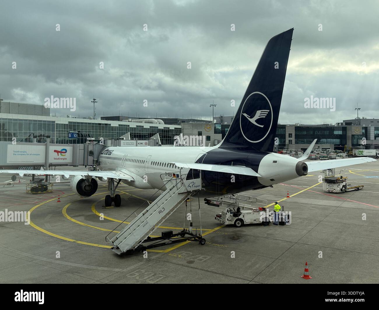 Flugzeug der Lufthansa auf dem Flughafen *** Lufthansa aircraft at the ...