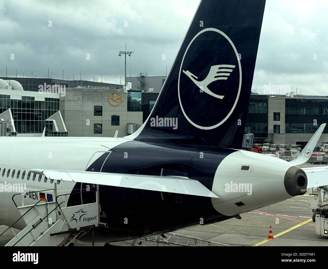 Flugzeug der Lufthansa auf dem Flughafen *** Lufthansa aircraft at the ...