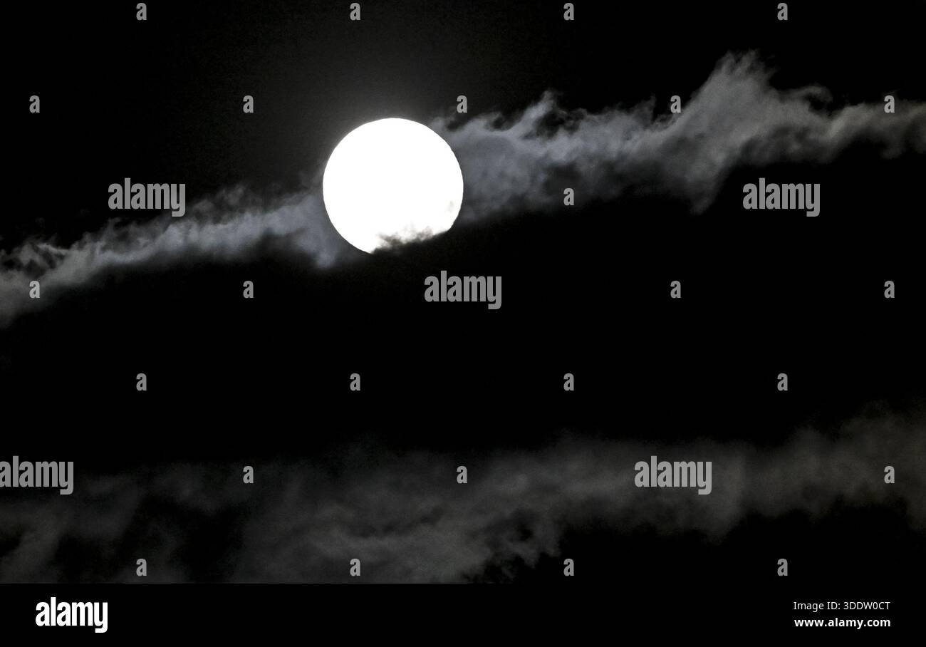 The moon during the so-called wolf full moon in the evening sky on 3 ...