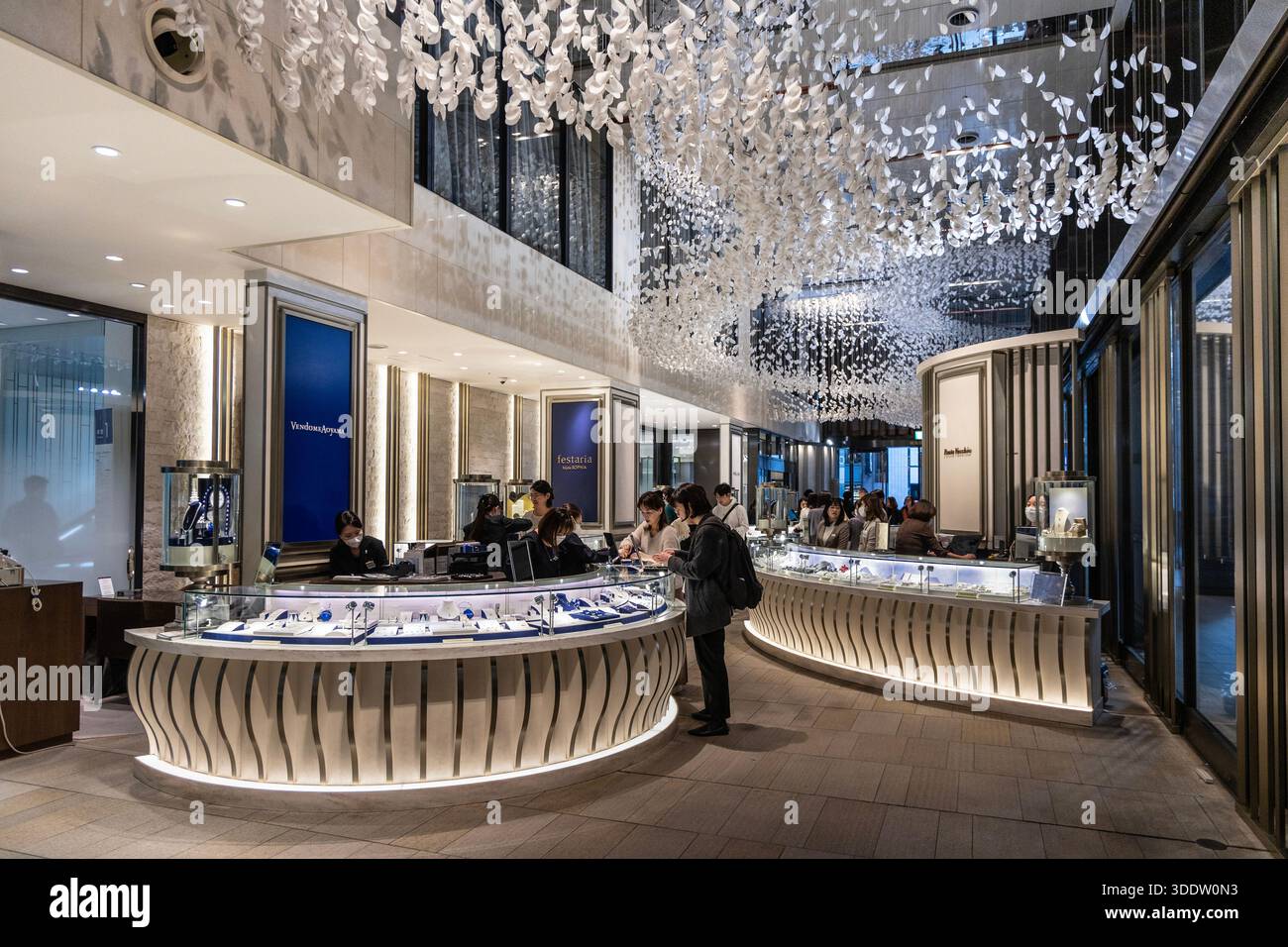 Isetan mitsukoshi department store hi-res stock photography and images ...