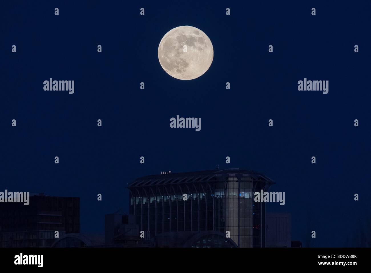 January 3, 2026, London, England, United Kingdom: A full wolf supermoon ...