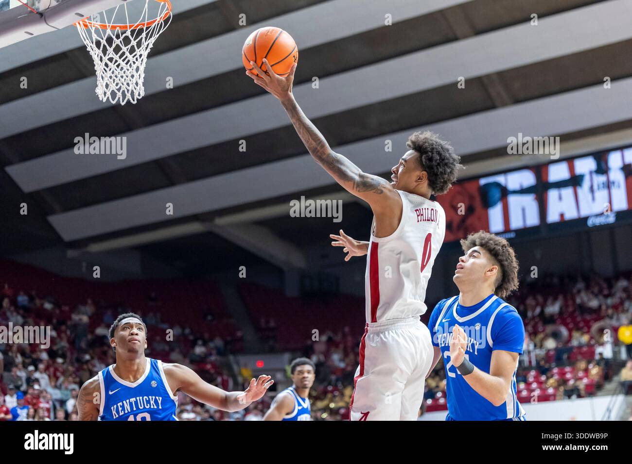 Alabama guard Labaron Philon Jr. (0) scores past Kentucky center ...
