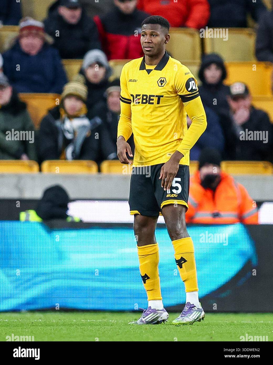 15, Yerson Mosquera of Wolverhampton Wanderers edges forward during the ...