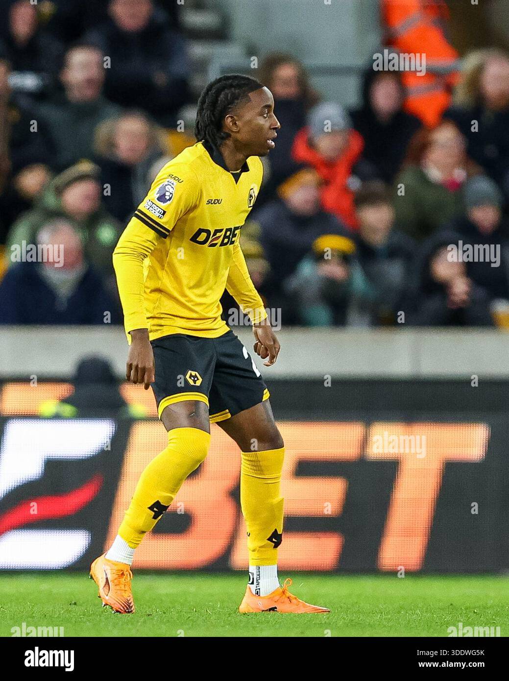23, Tawanda Chirewa of Wolverhampton Wanderers in action during the ...