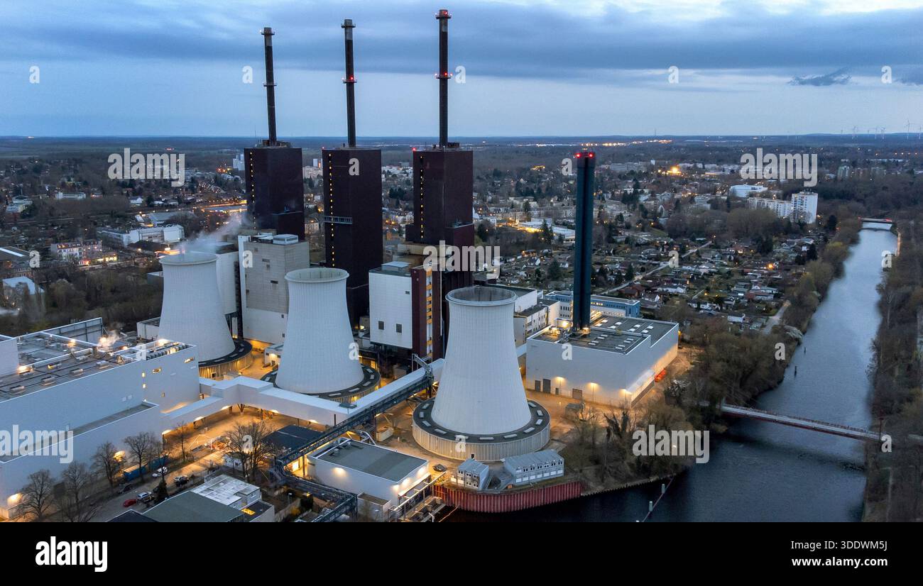 FILE - Steam leaves a cooling tower of the Lichterfelde gas-fired power ...
