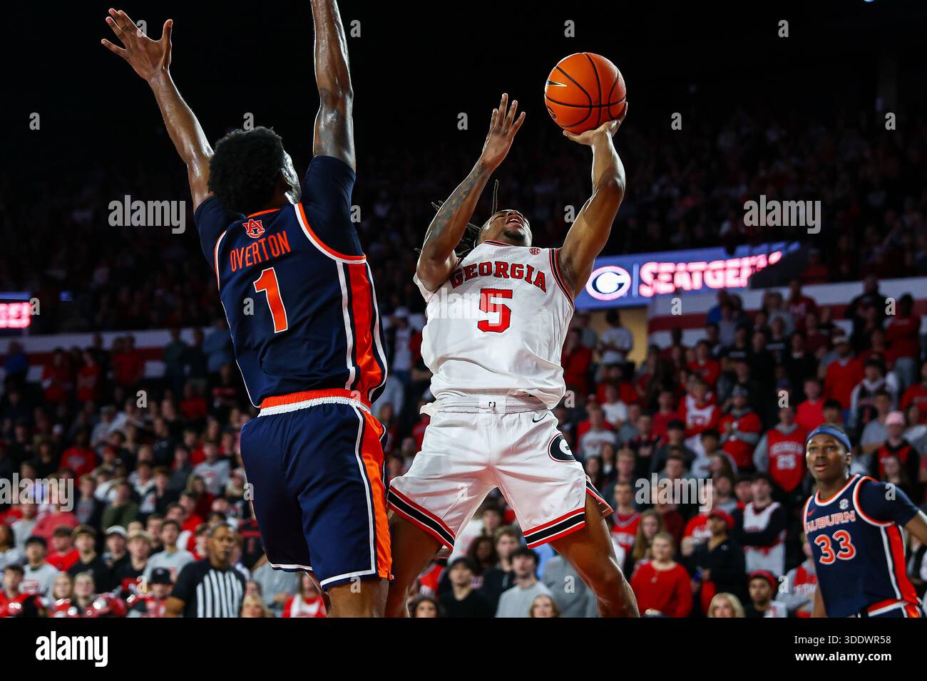 Auburn guard Kevin Overton (1) defends a shot from Georgia guard ...