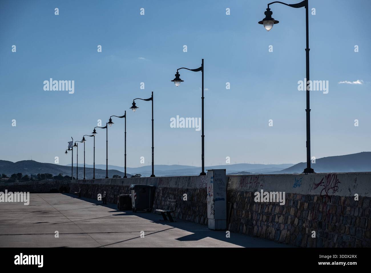 Vintage-Beleuchtung im Hafen von Nea Artaki am 1. Januar 2026. GREECE ...