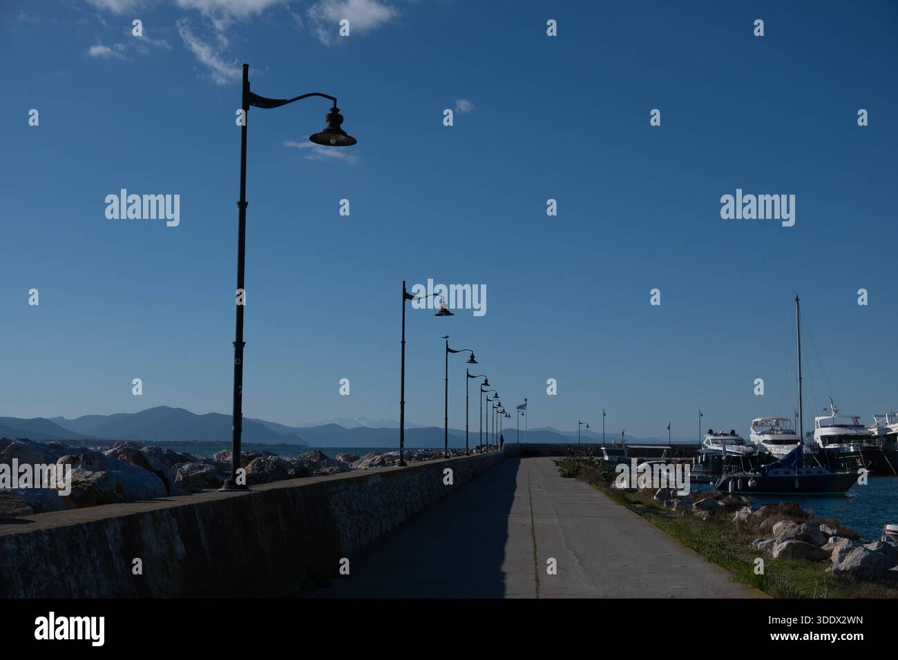 Vintage-Beleuchtung im Hafen von Nea Artaki am 1. Januar 2026. GREECE ...