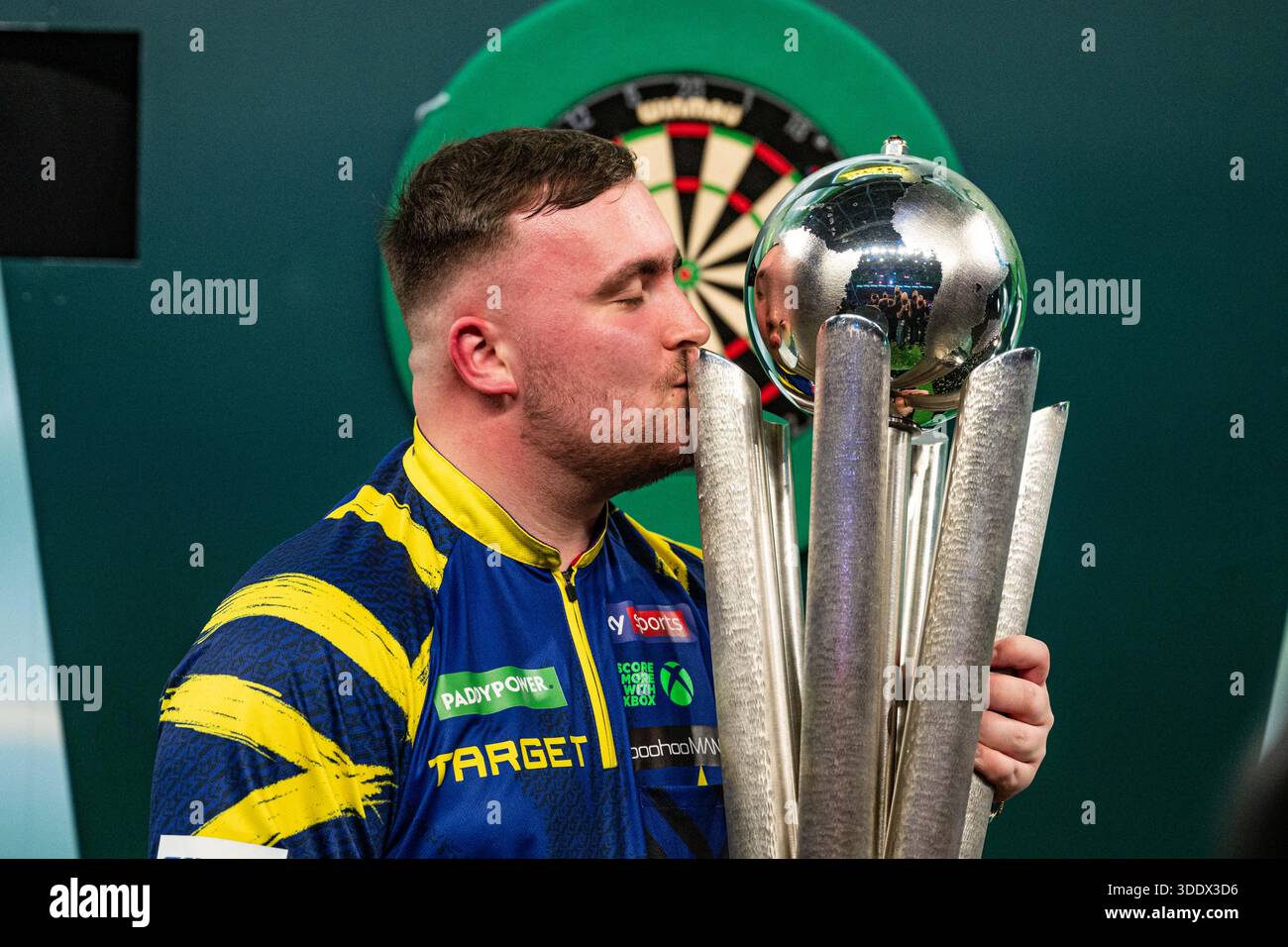 Sid waddell trophy luke littler hi-res stock photography and images - Alamy