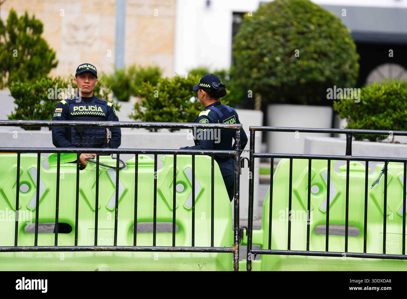 (260104) -- BOGOTA, Jan. 4, 2026 (Xinhua) -- Colombian police officers ...