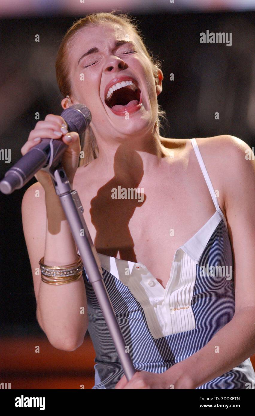 09 June 2007 - Nashville, Tennessee - LeAnn Rimes. 2007 CMA Music ...