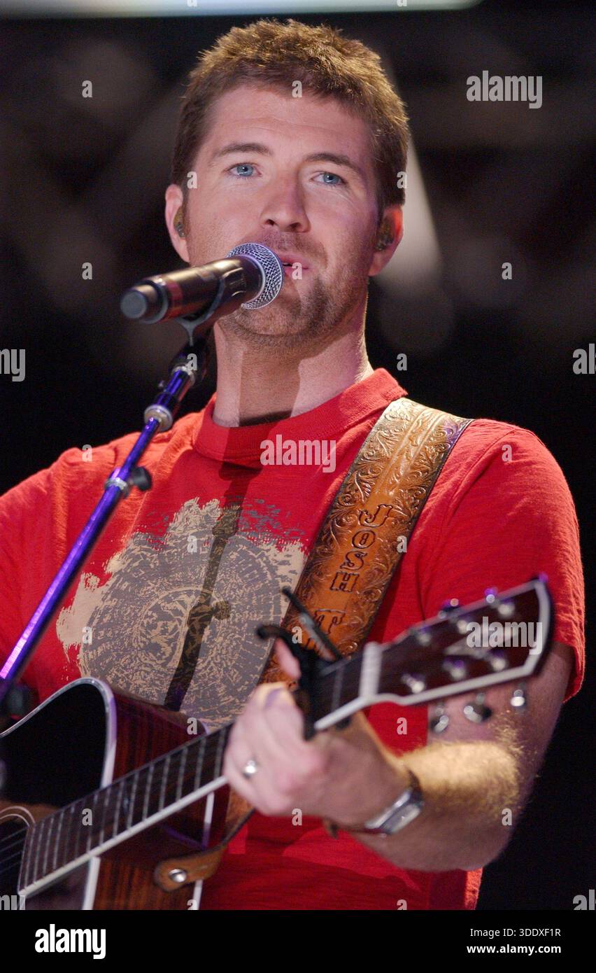 09 June 2007 - Nashville, Tennessee - Josh Turner. 2007 CMA Music ...