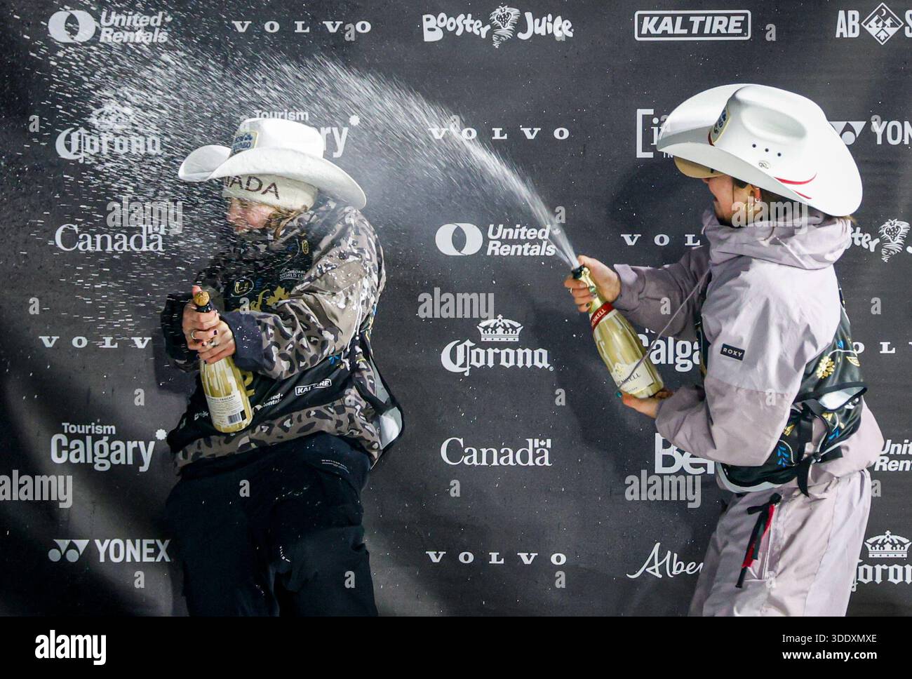 Canada's Elizabeth Hosking, left, celebrates winning the women's World ...