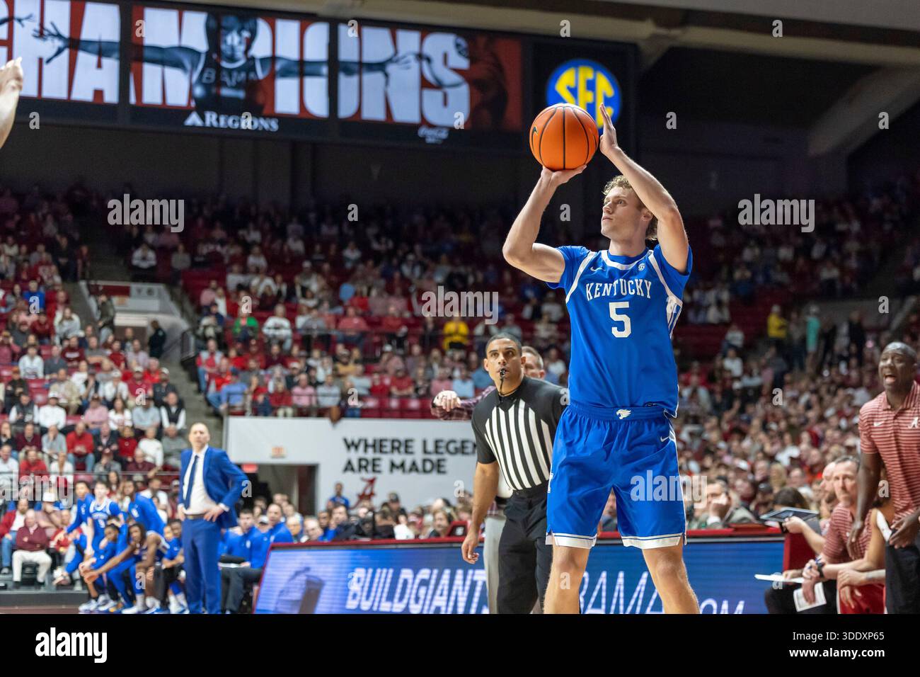 Kentucky guard Collin Chandler (5) shoots during the first half of an ...