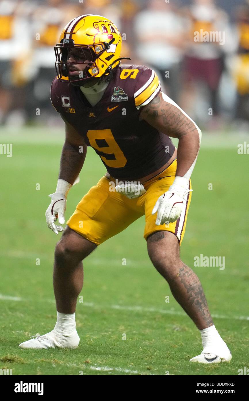 Minnesota linebacker Devon Williams (9) in the first half during the ...
