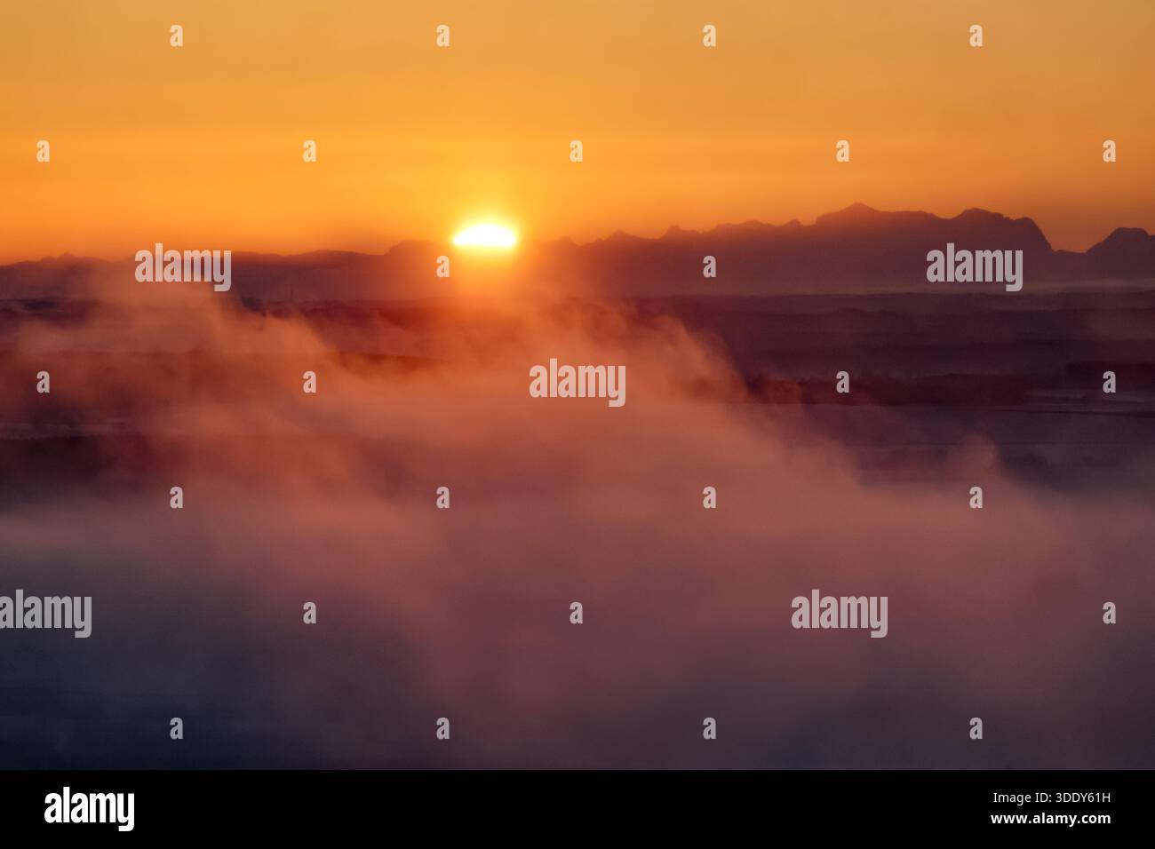04 January 2026, Baden-Württemberg, Uttenweiler: The sun rises in the ...