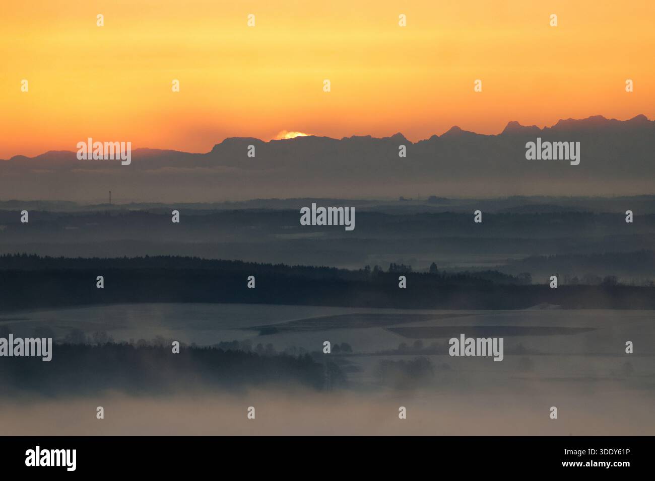 04 January 2026, Baden-Württemberg, Uttenweiler: The sun rises in the ...