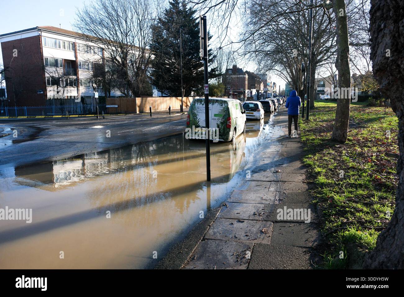 West Green Road, London, UK. 4th Jan 2026. A burst water main, West ...