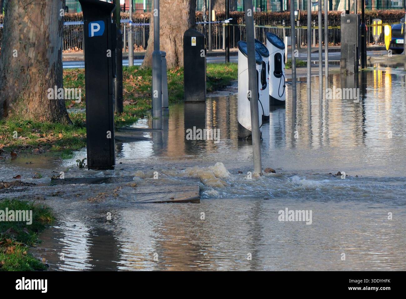 West Green Road, London, UK. 4th Jan 2026. A burst water main, West ...