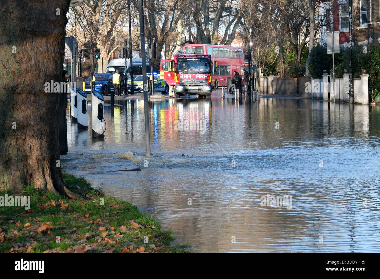 West Green Road, London, UK. 4th Jan 2026. A burst water main, West ...