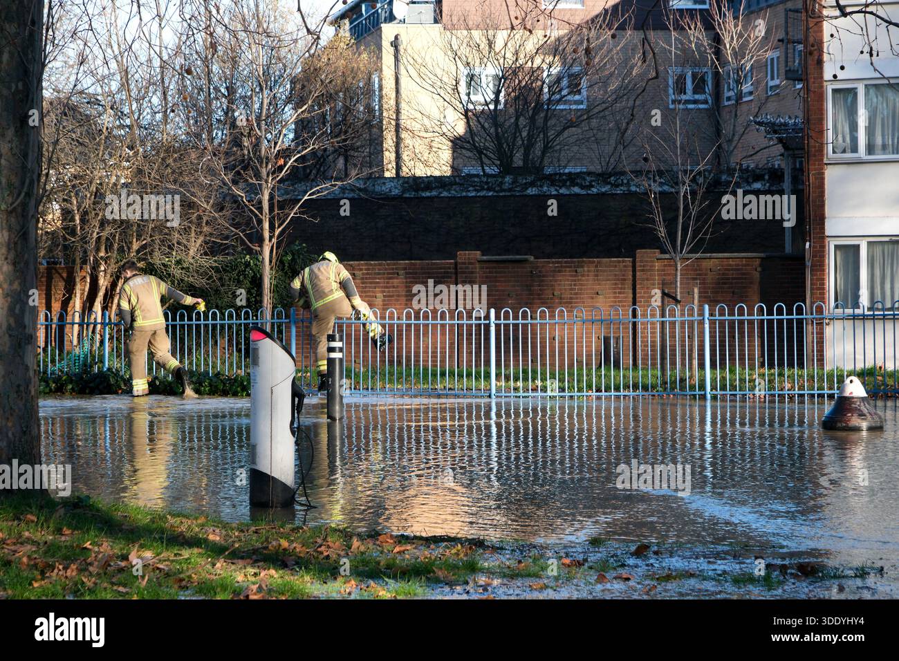 West Green Road, London, UK. 4th Jan 2026. A burst water main, West ...
