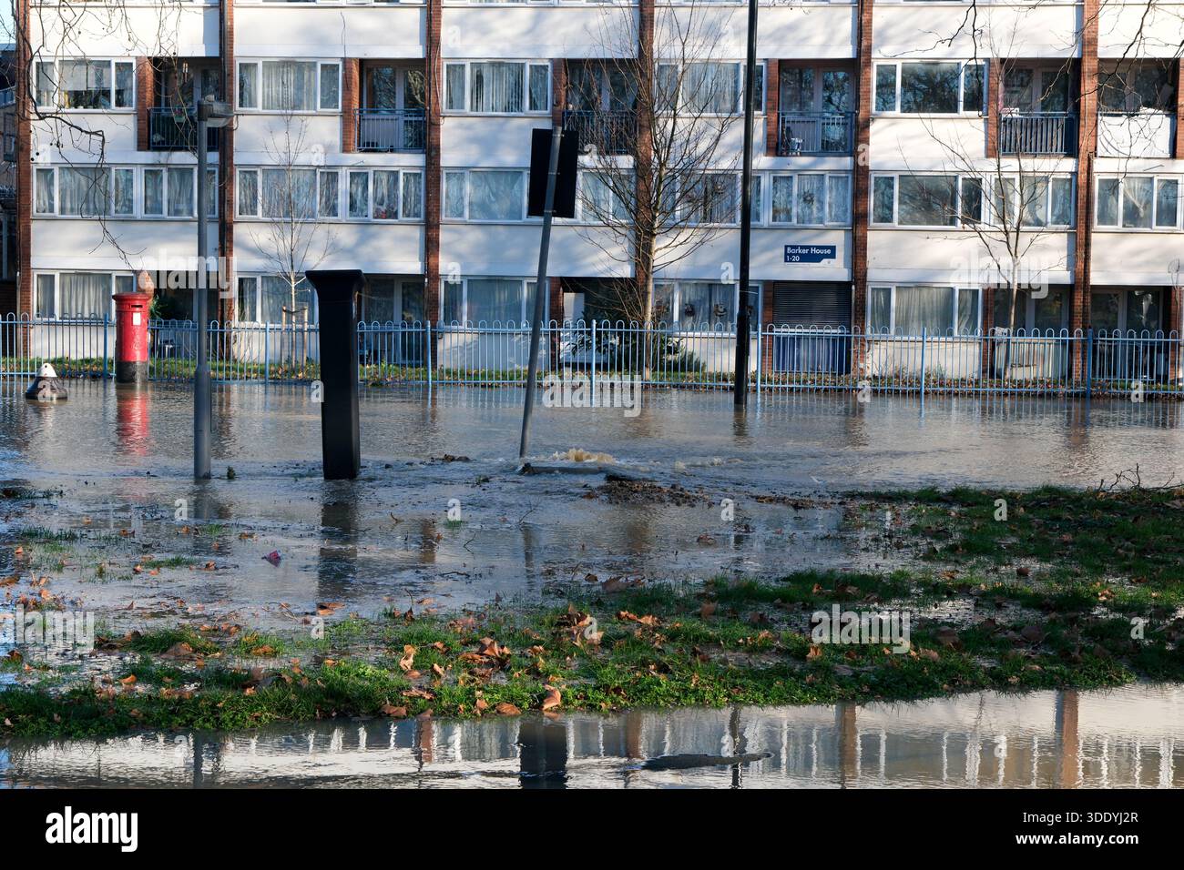 West Green Road, London, UK. 4th Jan 2026. A burst water main, West ...