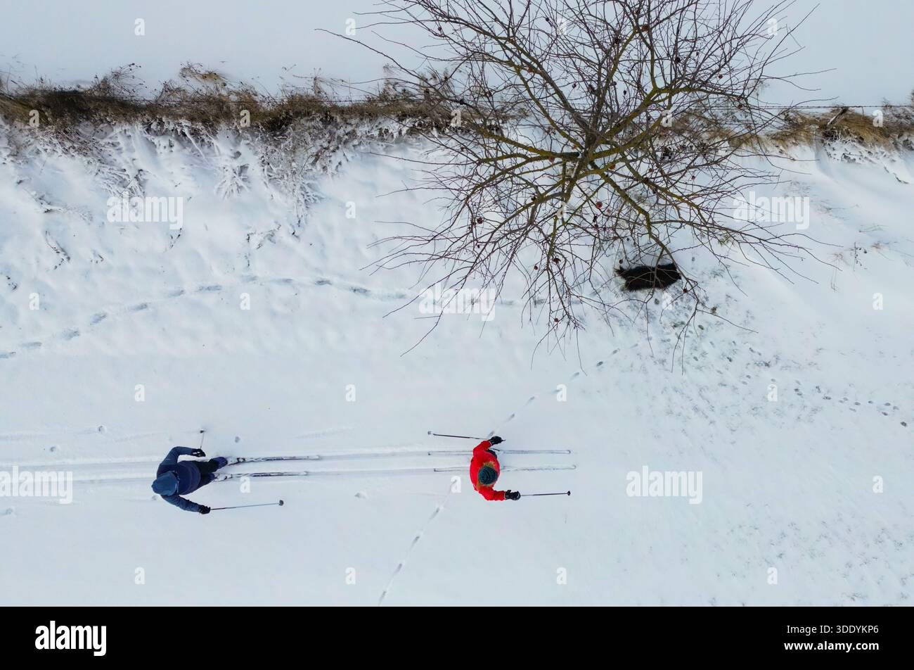 02 January 2026, Brandenburg, Sieversdorf: Two women go on an outing ...