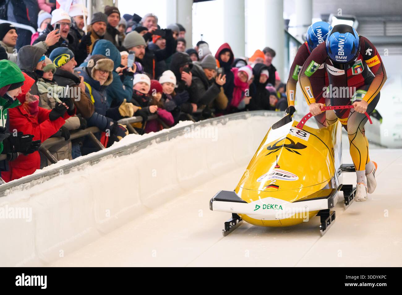 04 January 2026, North Rhine-Westphalia, Winterberg: Bobsleigh: World ...