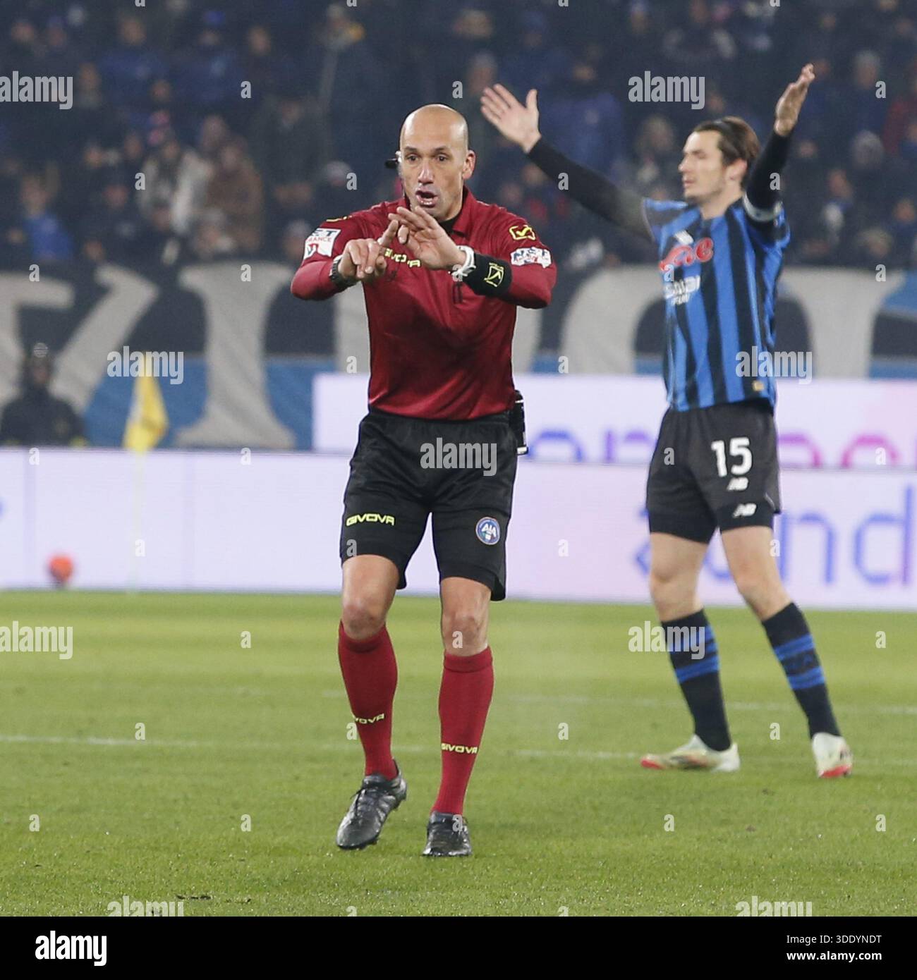 The Referee Michael Fabbri gestures during Atalanta BC vs AS Roma, 18 ...