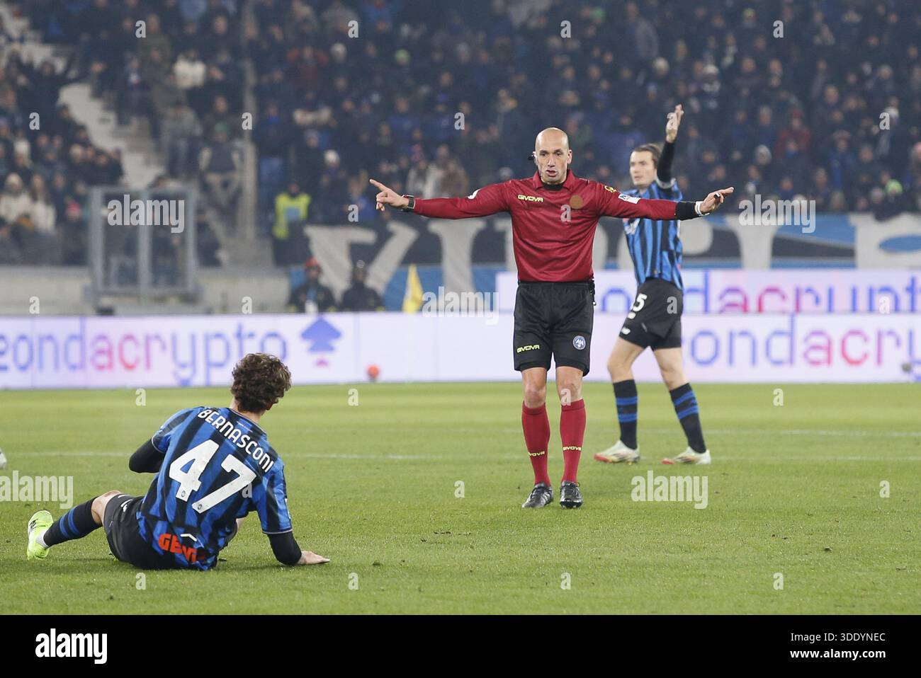 The Referee Michael Fabbri gestures during Atalanta BC vs AS Roma, 18 ...