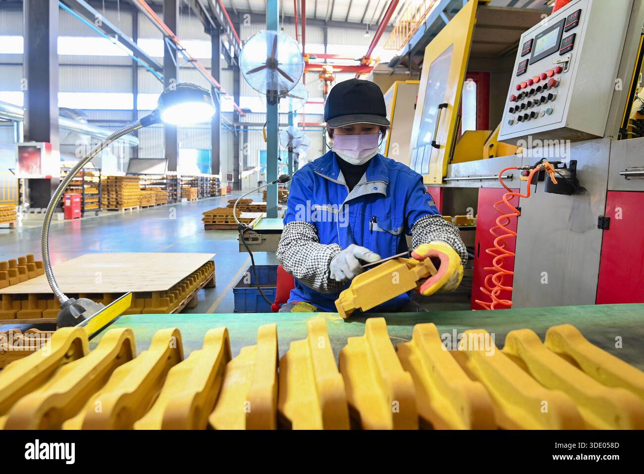 (260104) -- BEIJING, Jan. 4, 2026 (Xinhua) -- A worker is pictured at ...