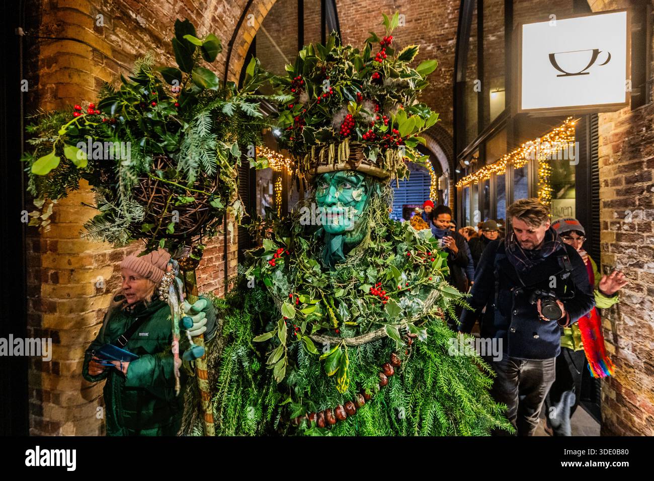 London, UK. 4 Jan 2026. King Bean and Queen Pea: Cakes distributed at ...