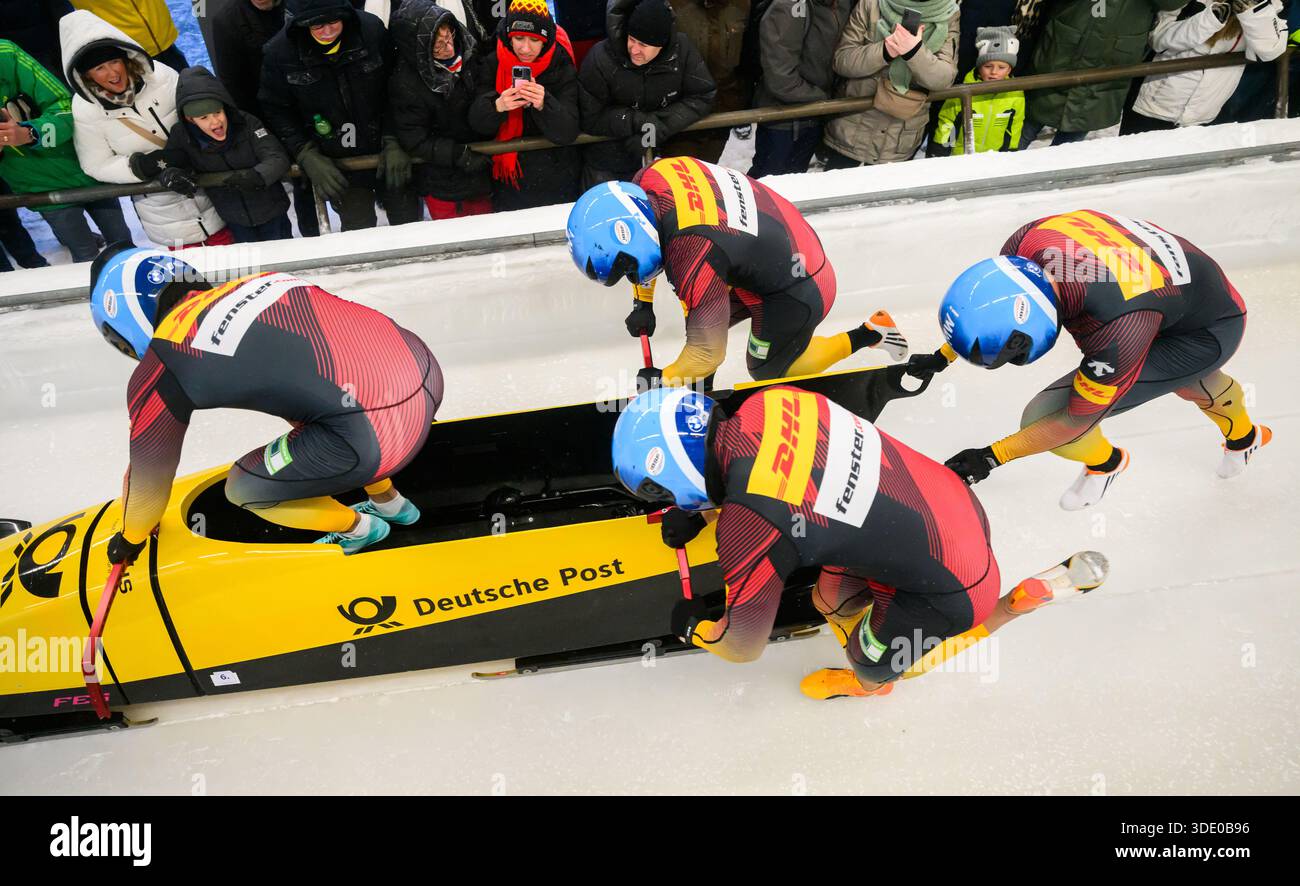 04 January 2026, North Rhine-Westphalia, Winterberg: Bobsleigh: World ...