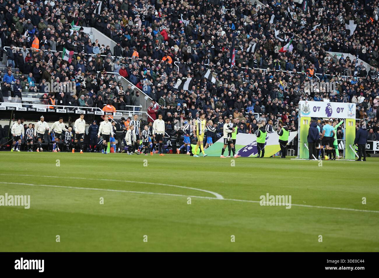 Newcastle Upon Tyne, England, 4th January 2026. Teams walk out during ...