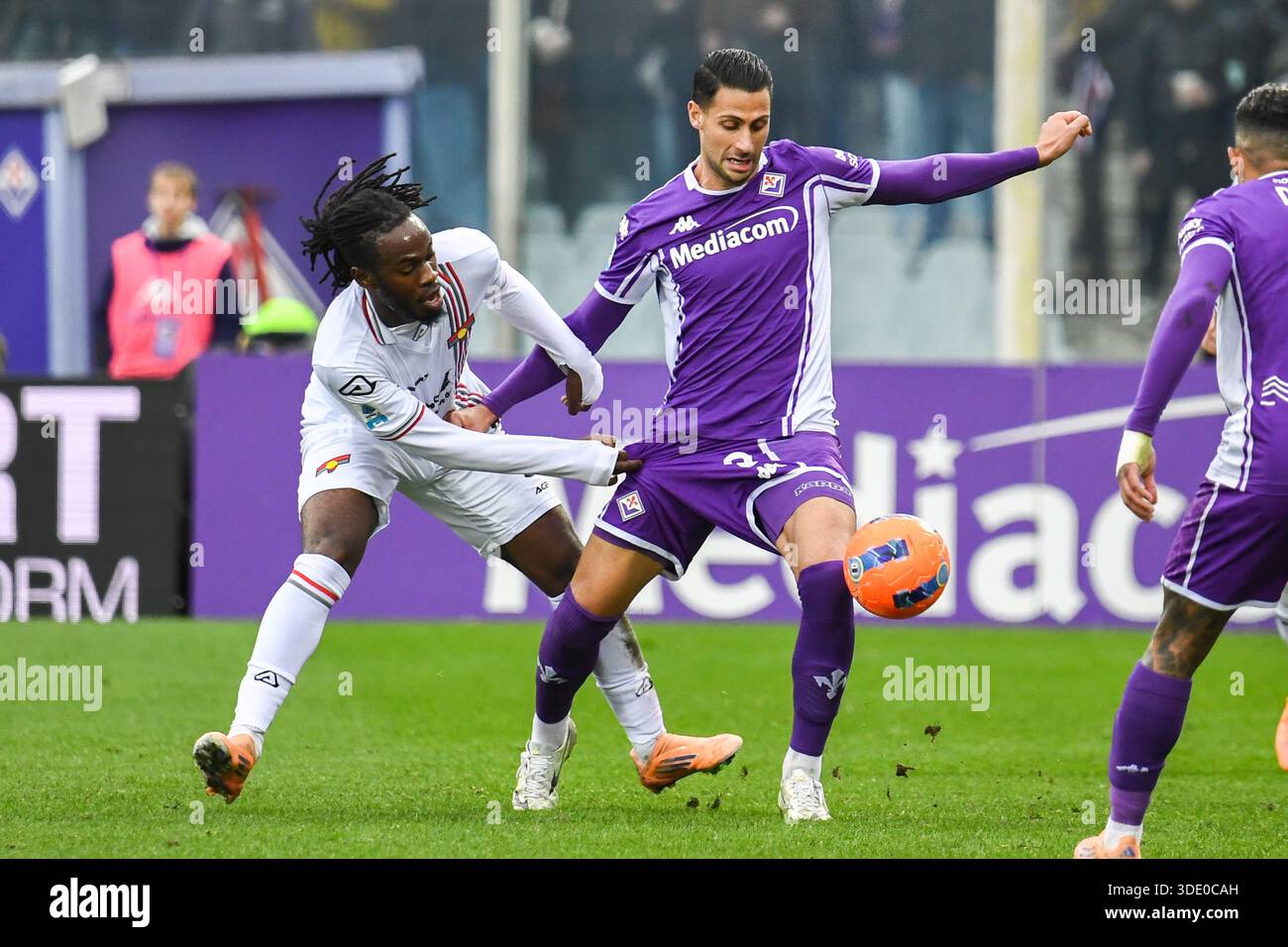 Rolando Mandragora (Fiorentina) is fouled by Warren Bondo (Cremonese ...