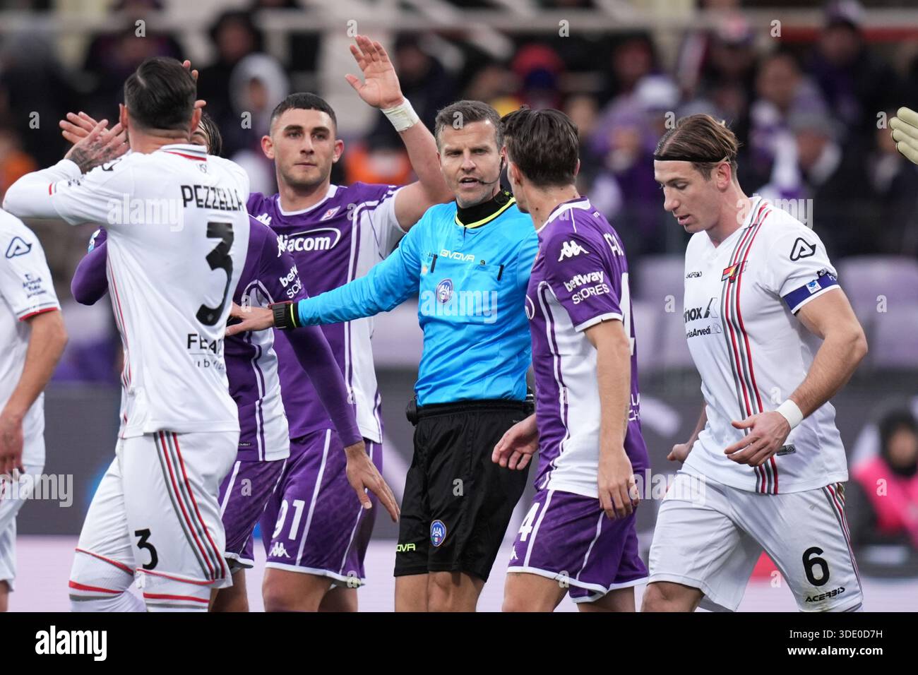 The players protest with referee Federico La Penna during the Serie A ...