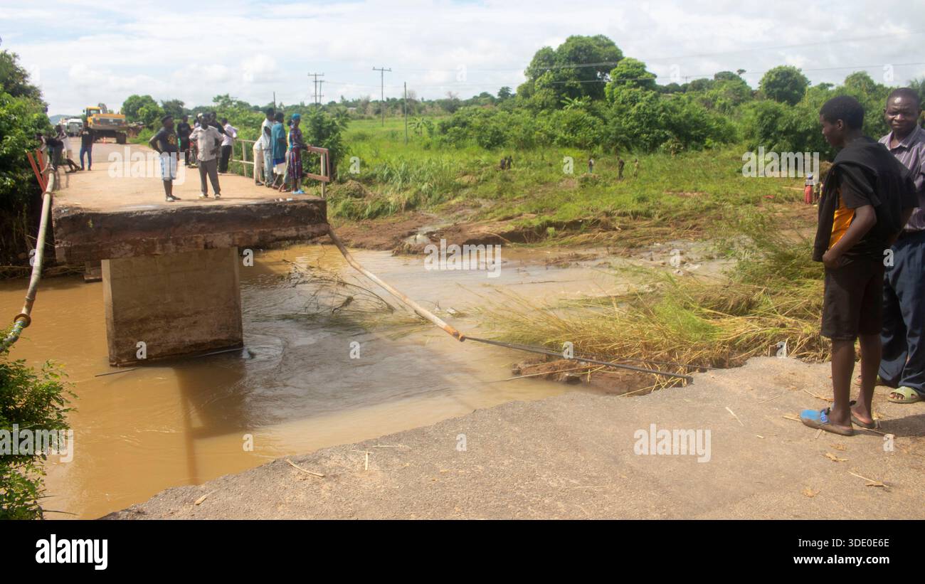 (260104) -- NKHOTAKOTA, Jan. 4, 2026 (Xinhua) -- A bridge damaged in a ...