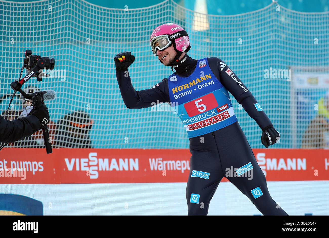 Hier mit der faust in die tv kamera hi-res stock photography and images ...