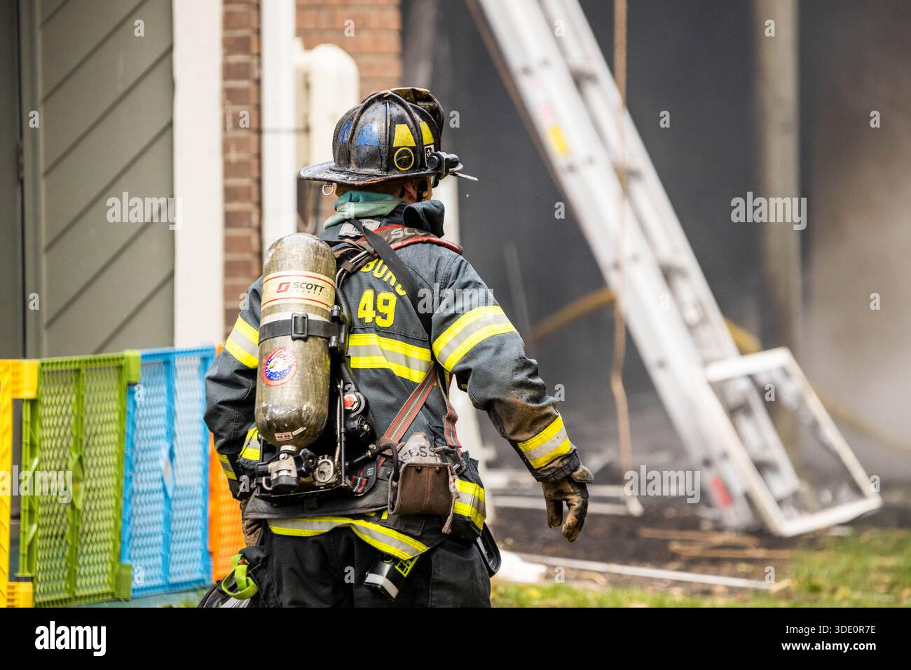Firefighter working at the fire scene in full gear Stock Photo - Alamy