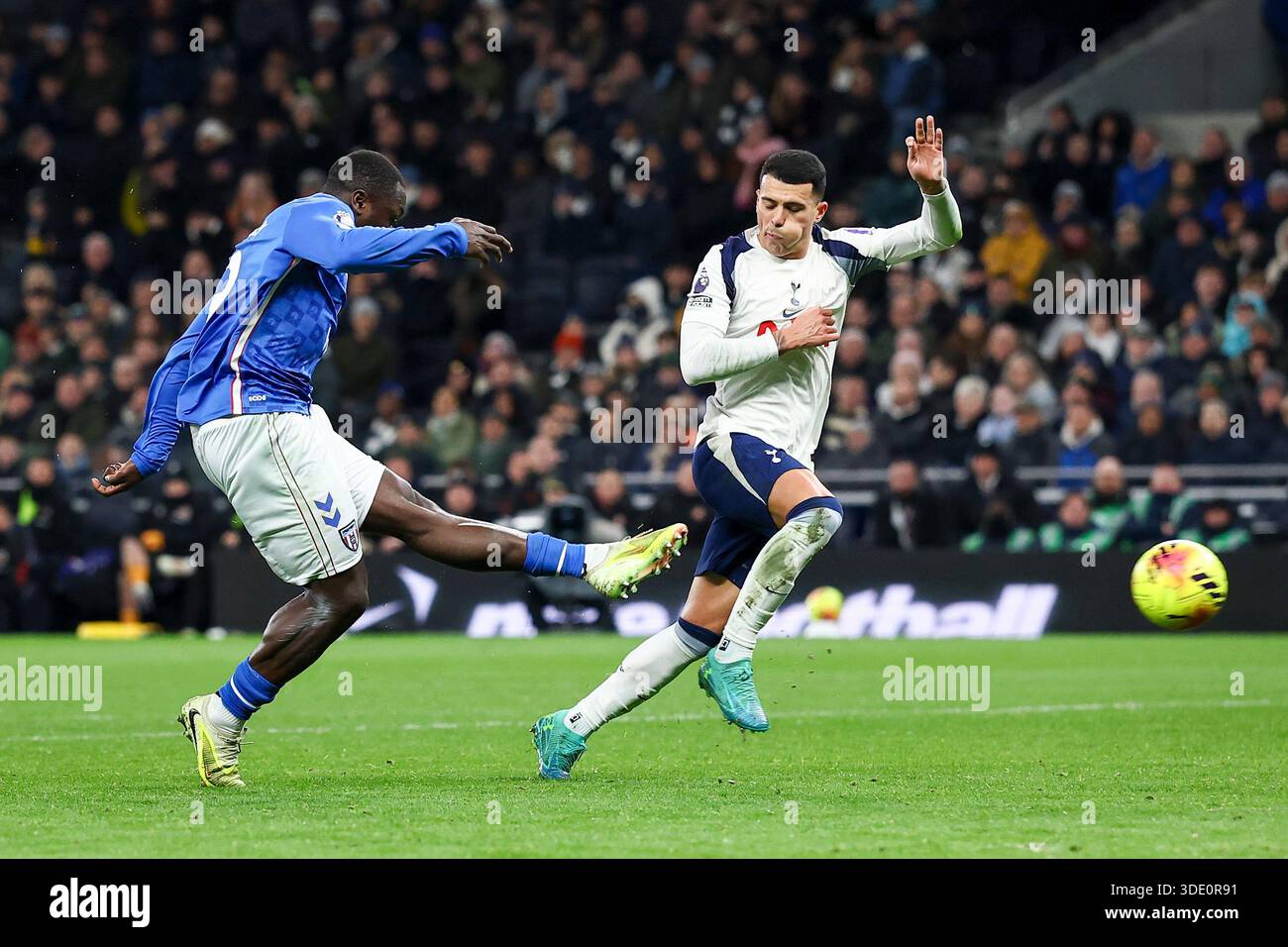 Brian Brobbey of Sunderland scores (1-1) during the Tottenham Hotspur v ...