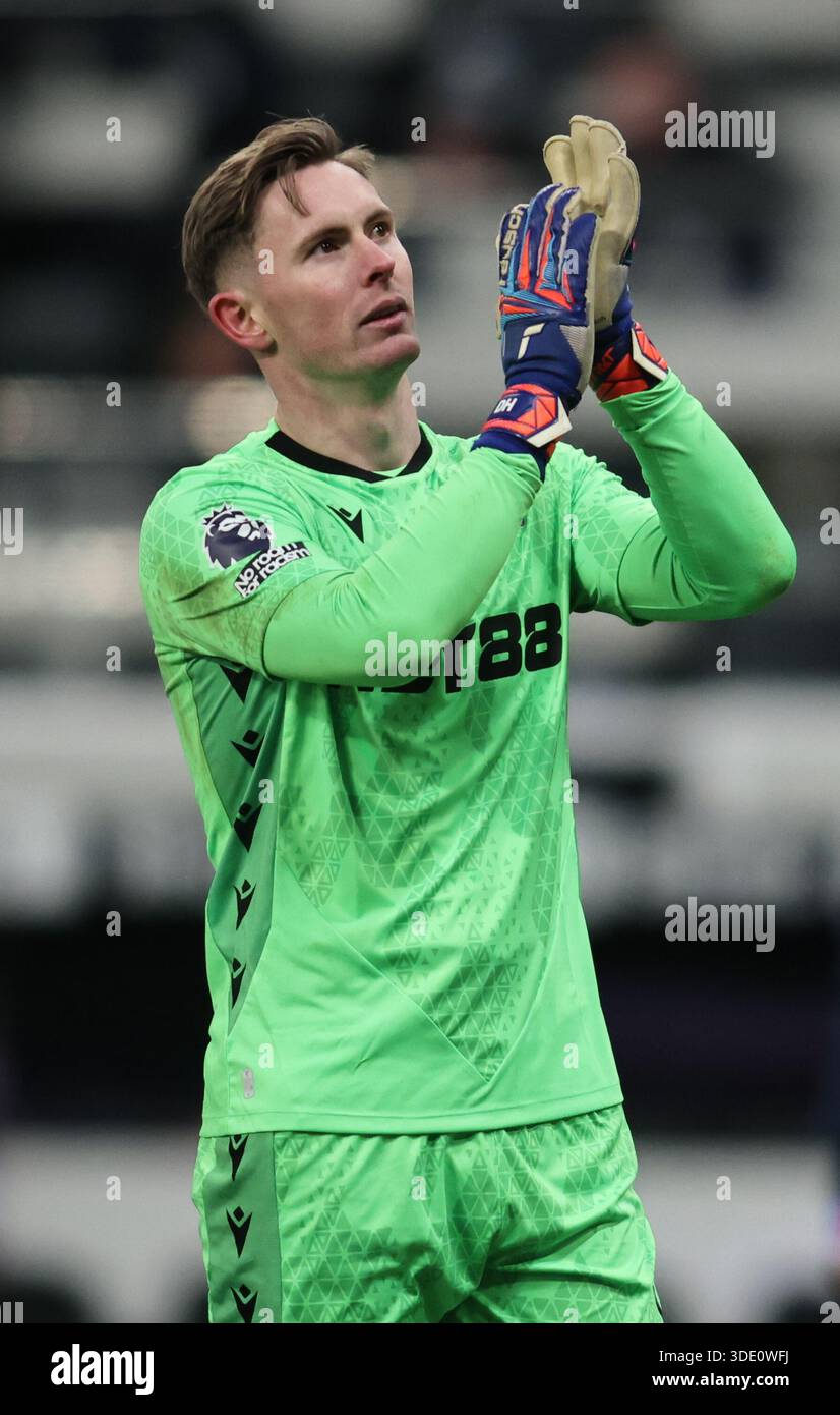 Dean Henderson of Crystal Palace applauds their fans during the Premier ...
