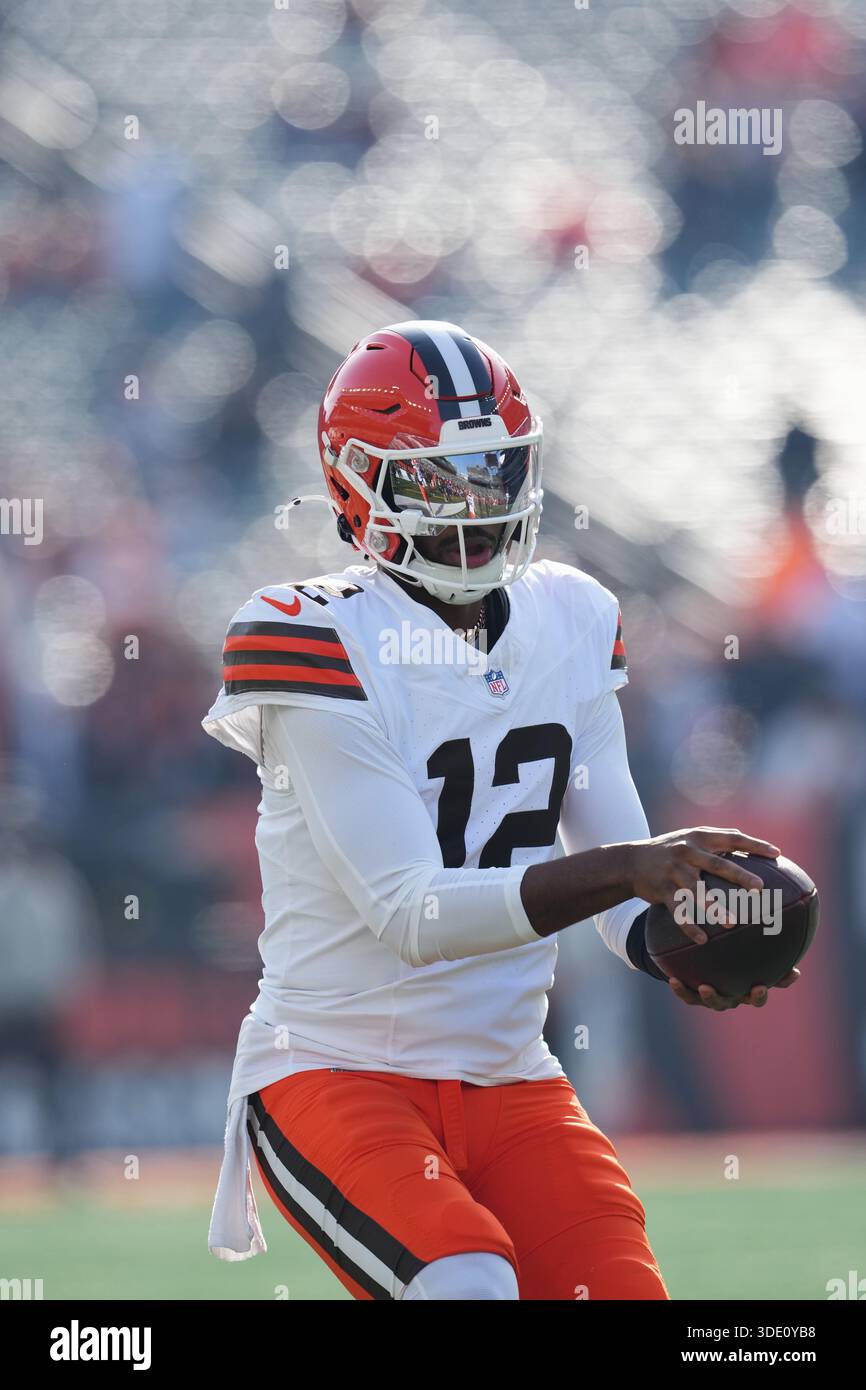 Cleveland Browns quarterback Shedeur Sanders warms up before an NFL ...